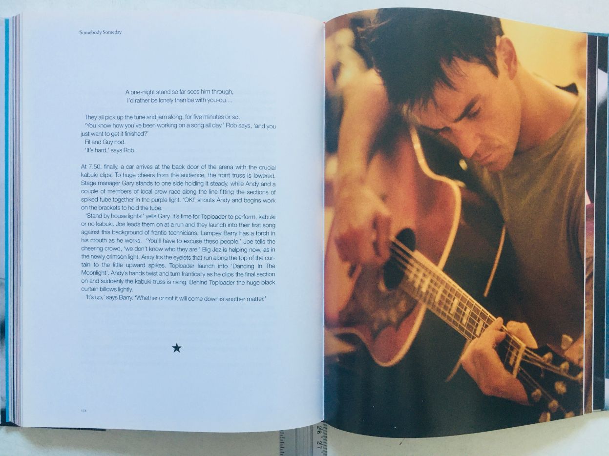 Robbie Williams - cu autograf original • ReadingCorner.ro